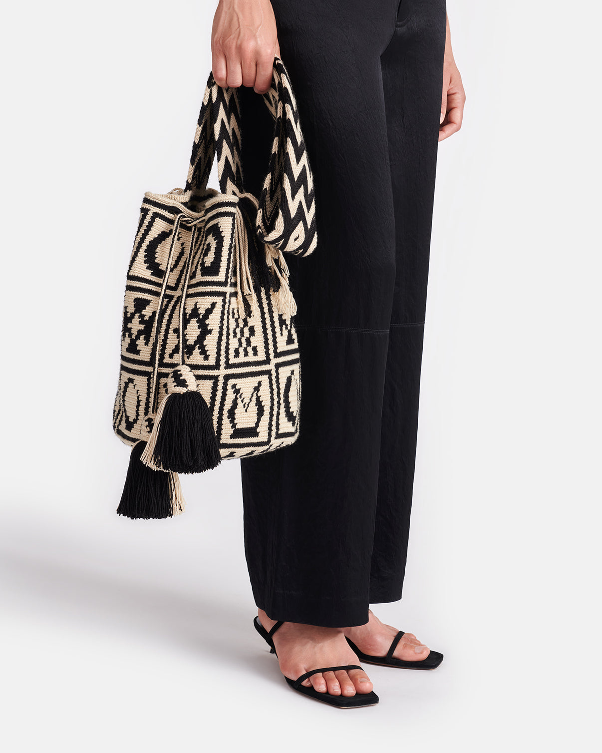 Wayuu Symbol - Crocheted Bucket Bag - Kopjafa Black/Creme – Nanushka