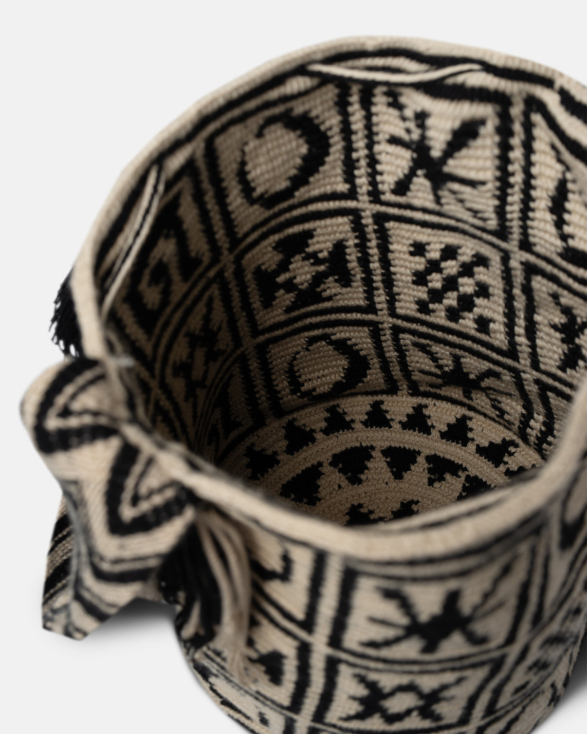 Wayuu Symbol - Crocheted Bucket Bag - Kopjafa Black/Creme – Nanushka