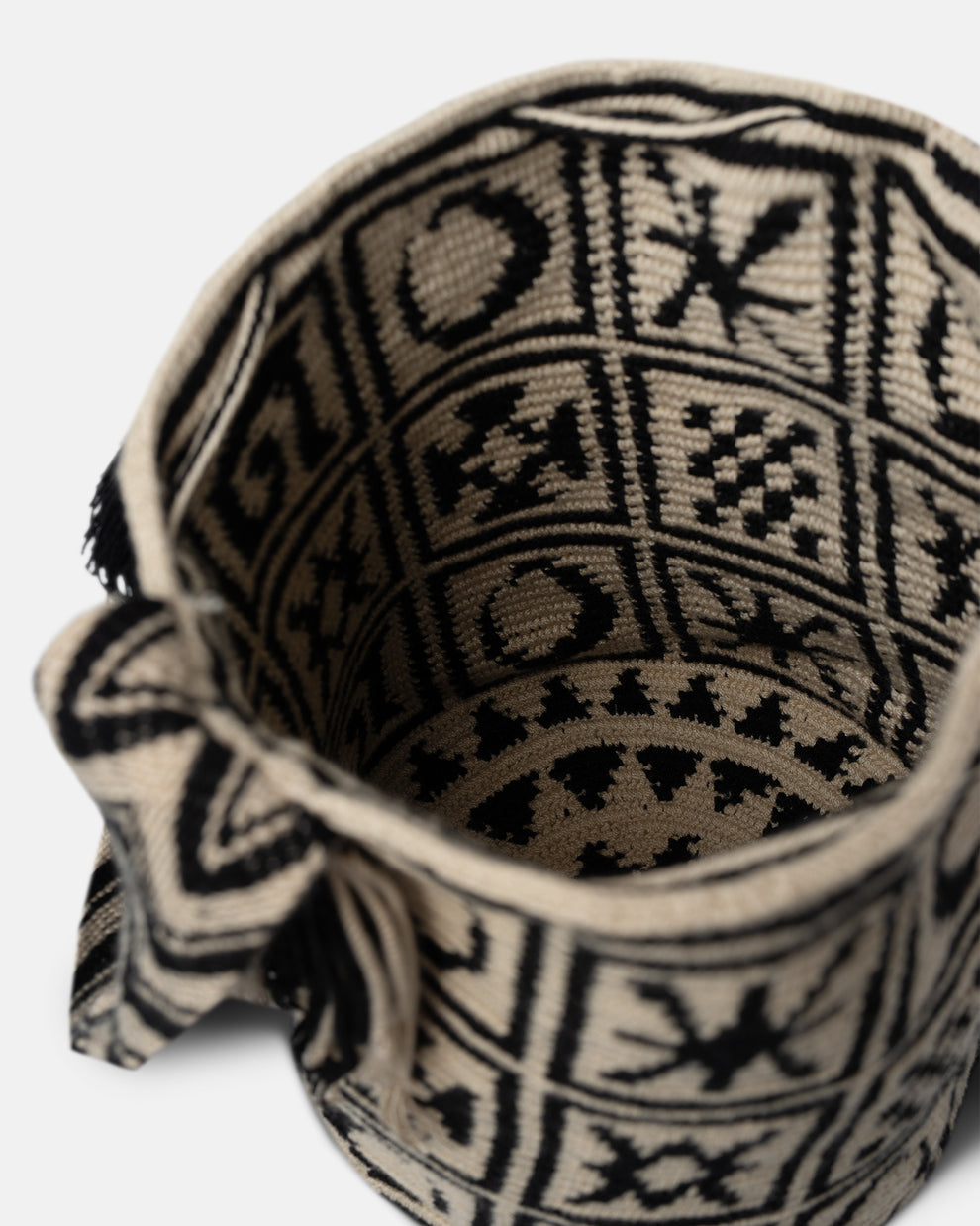 Wayuu Symbol - Crocheted Bucket Bag - Kopjafa Black/Creme – Nanushka